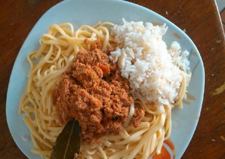 Tallarines rojos con atún Receta de Francy García García - Cookpad