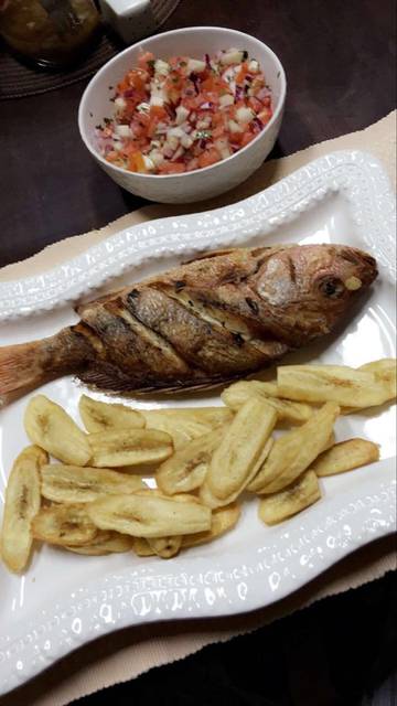 Pezcado frito con patacones – COMIDAS Y BEBIDAS