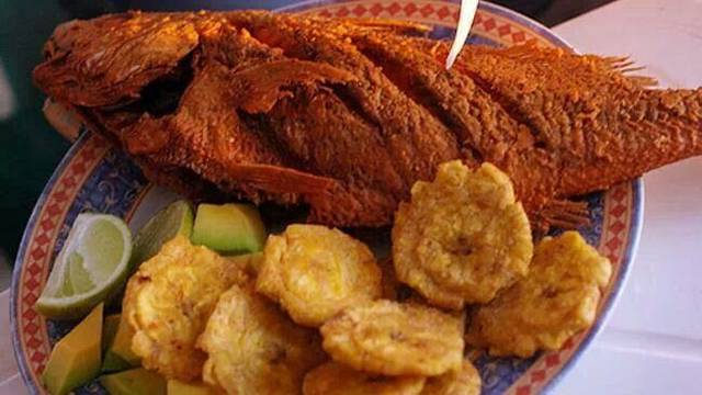 Pezcado frito con patacones – COMIDAS Y BEBIDAS