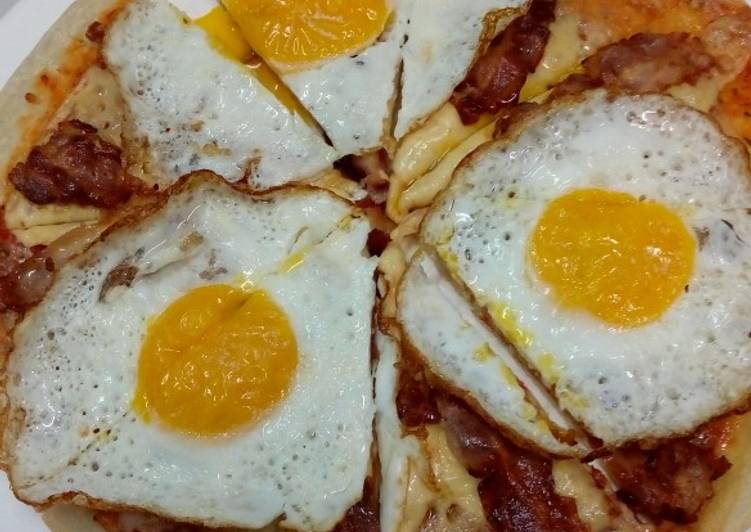 Pizza casera de queso panceta y huevo frito Receta de Maurichef - Cookpad