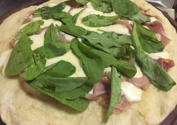 Pizza de rúcula y jamón crudo Receta de Hernan Diego Martin - Cookpad
