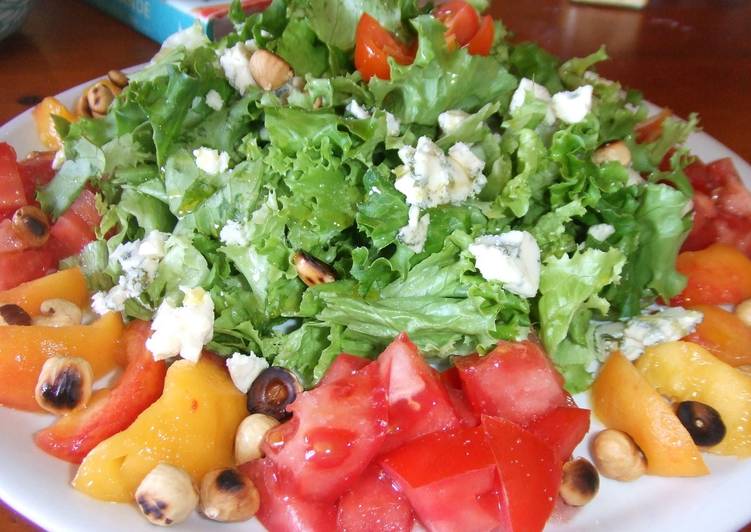 Ensalada de lechuga rizada con frutas, queso azul y avellanas Receta de ...