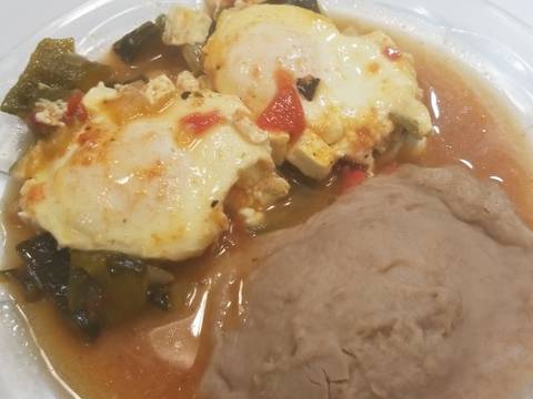 Huevos Ahogados en Salsa de Chile Poblano Receta de Diana Lopez - Cookpad