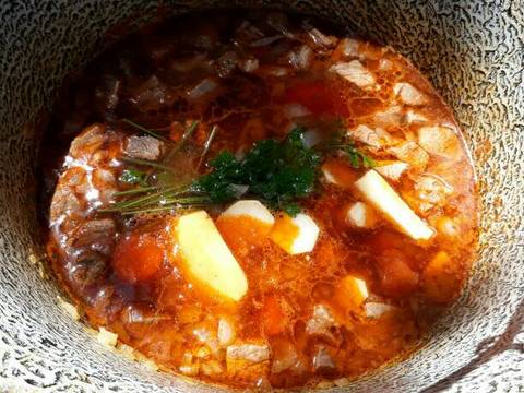 Bográcsban sárgabab gulyás-raguleves | krinyo Fehér Krisztián receptje ...