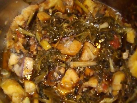 Σουπιές με άγρια χόρτα και πατάτες συνταγή από ouraniaxira - Cookpad