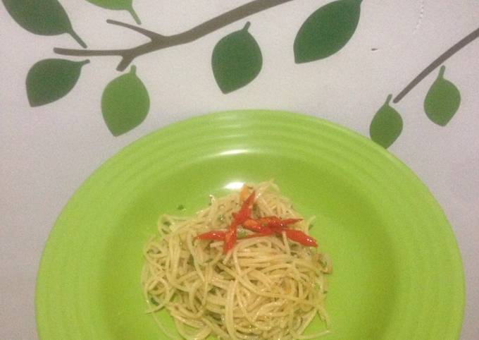 Resep Spaghetti agliolio sederhana oleh Utami Kusumadewi - Cookpad