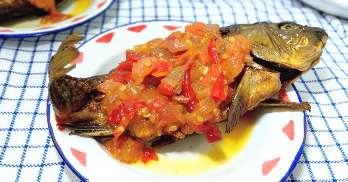 Resep Ikan Mas Goreng Sambal Tumbuk oleh Aldindan's Kitchen - Cookpad