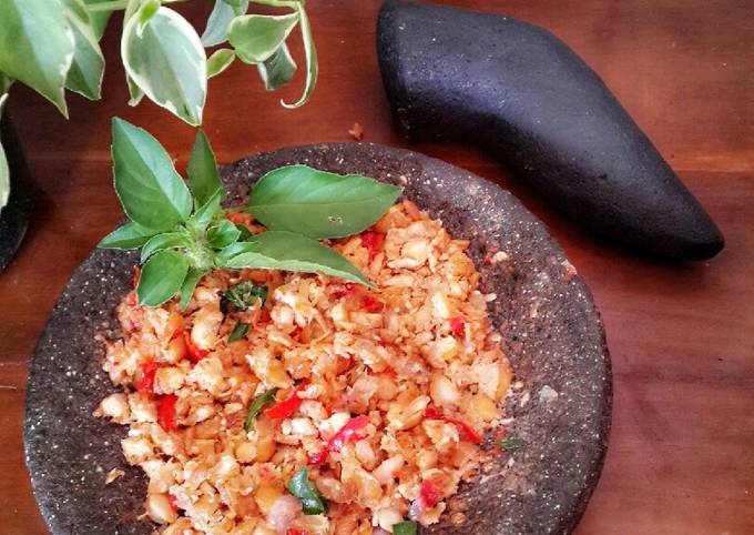 Resep Sambel Tempe Bejek Kemangi oleh Syahara Kitchen - Cookpad