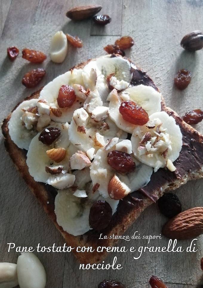Ricetta #172 Pane tostato con crema e granella di nocciole di La stanza ...