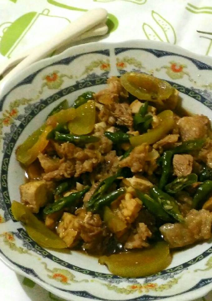 Resep Oseng Tetelan Sapi Cabe Ijo oleh Pawon Ndeso Artikah - Cookpad