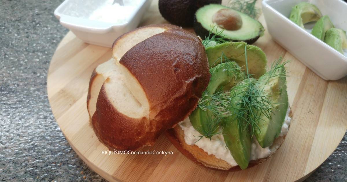 Desayuno con panecillo, ricota y aguacate Receta de Iryna Burlutskaya ...