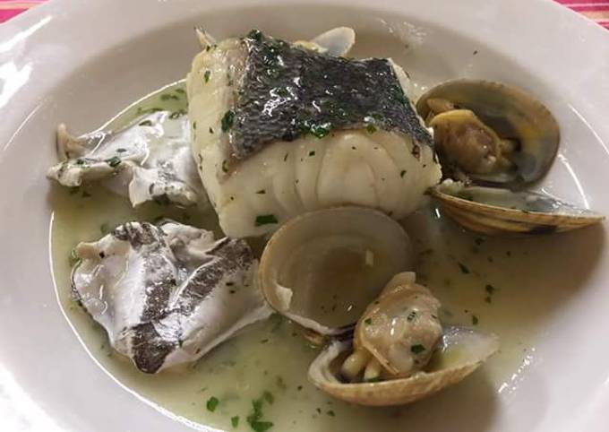 Cogote de merluza con cocochas y almejas Receta de Soqui Xaire- Cookpad