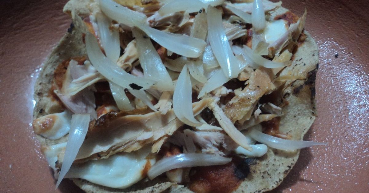 Tostadas De Pollo Asado Con Cebolla Marinadas En Chile Güero Y Hierba ...