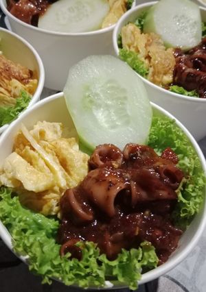 Resep Rice Bowl Cumi Masak Hitam By Tumangku Catering Bakery oleh Indra ...