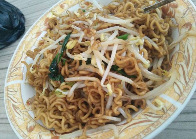Resep Mie goreng kecambah cangkok manis oleh ElleyNdoez Ny. Robert Adi ...