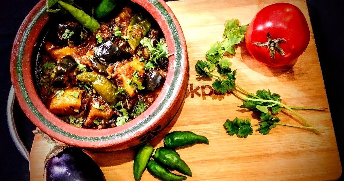 Achari Aloo Bengun. Recipe by asma syed - Cookpad