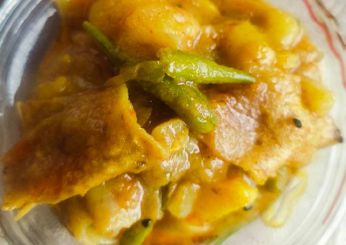 आलू पापड़ कि सब्जी (aloo papad ki sabzi recipe in Hindi) रेसिपी बनाने ...