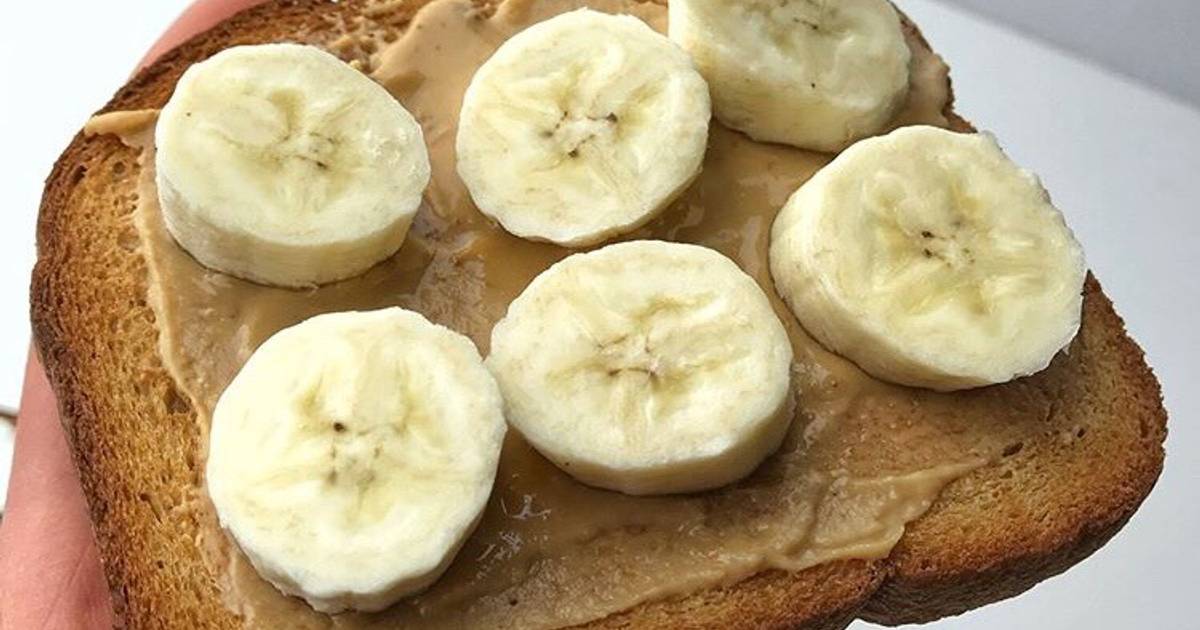 Tostadas con crema de cacahuete y plátano🍌🥜 Receta de Laura H🧚🏼‍♀️- Cookpad
