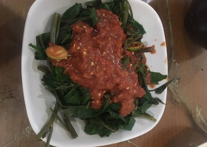 Resep Plecing kangkung sambal segar oleh Ria Roswitha - Cookpad