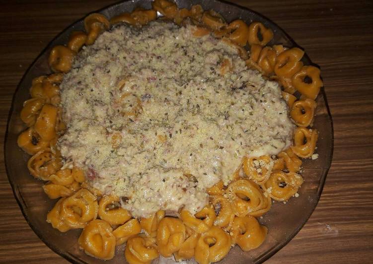 Capelettini con salsa de queso y salame Receta de Choochi Stadnik- Cookpad