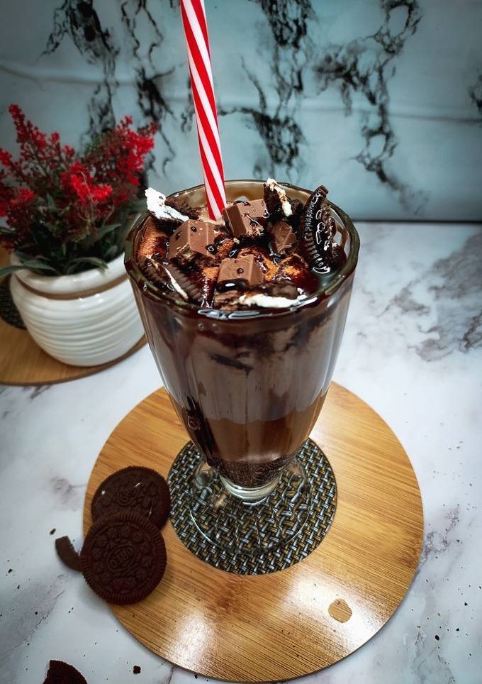 Oreo Kit Kat Shake Recipe by _pjs kitchen_ - Cookpad