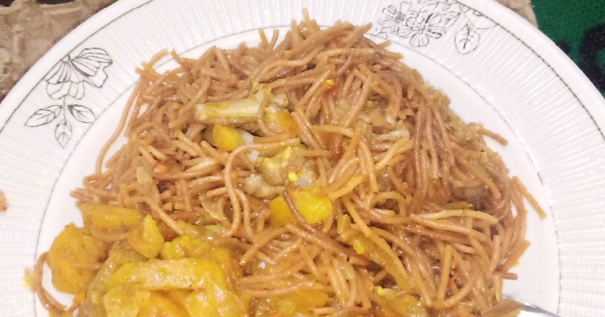 Brown Spaghetti With Fried Potato Sauce Recipe by Fady SBT - Cookpad
