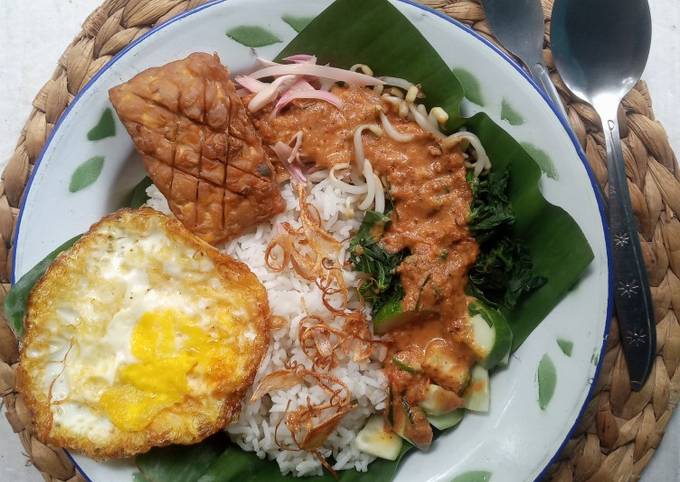 Resep Sego Pecel Telur Ceplok oleh Meieka - Cookpad