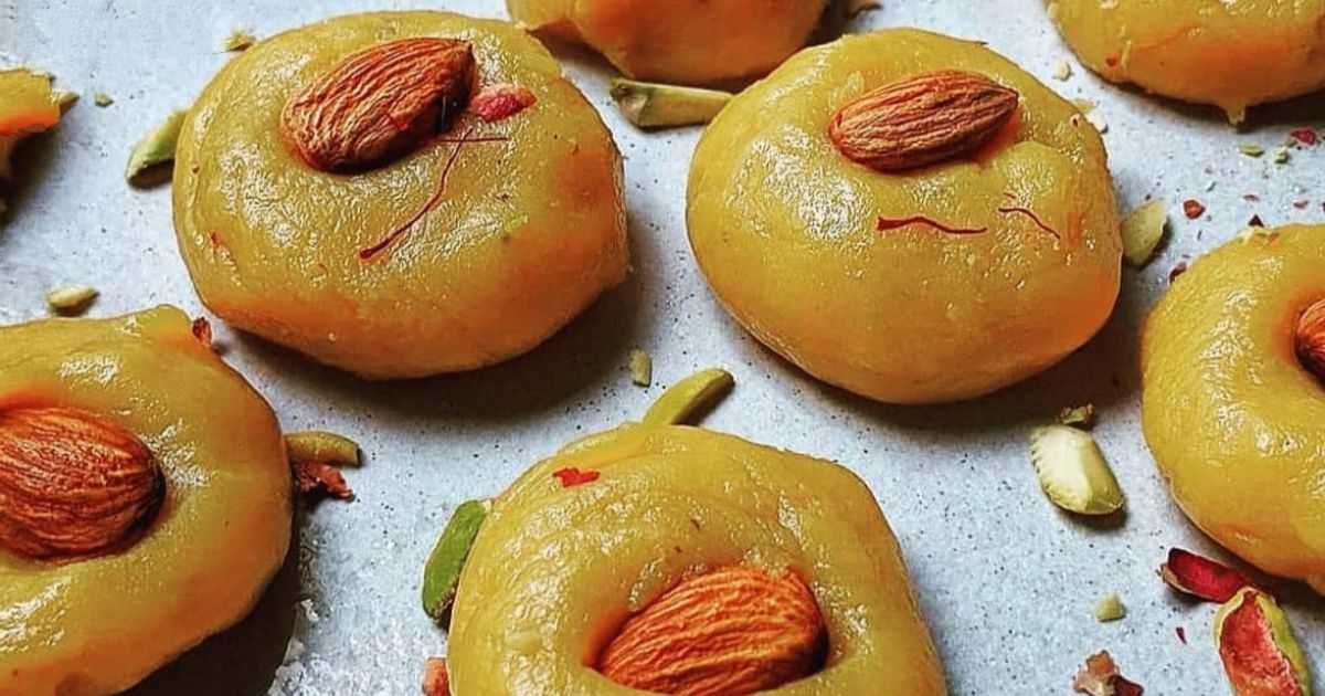 केसर मावा पेड़ा (Kesar Mewa Peda Recipe In Hindi) रेसिपी बनाने की विधि ...