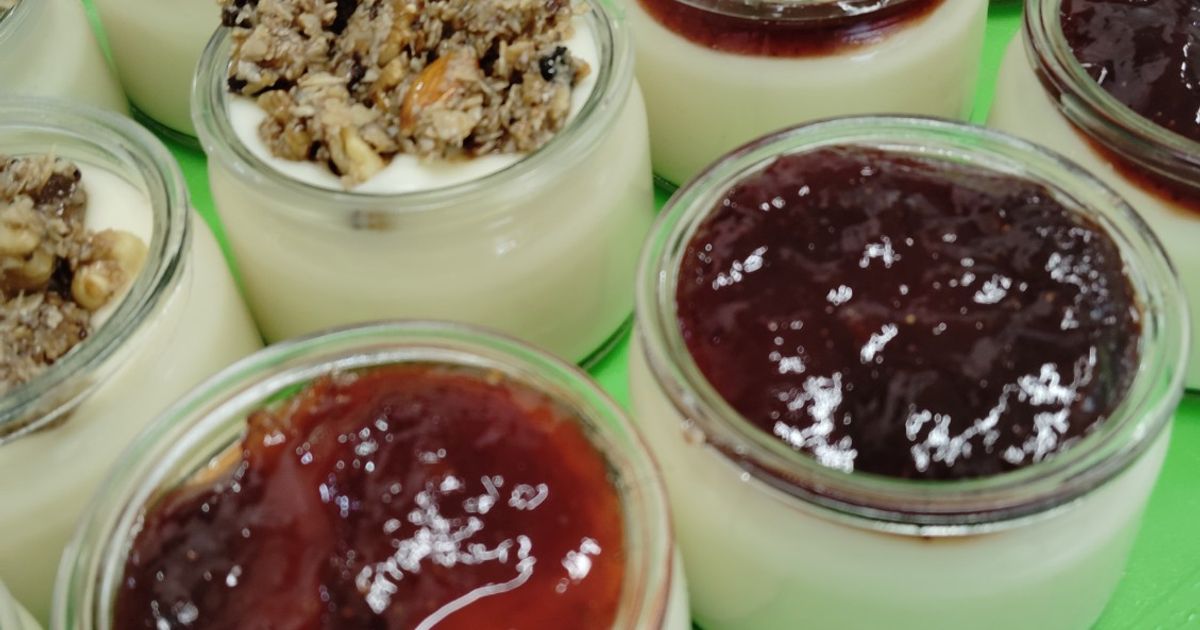 Yogurt Postre Con Salsa De Frutillas Receta de Kele- Cookpad