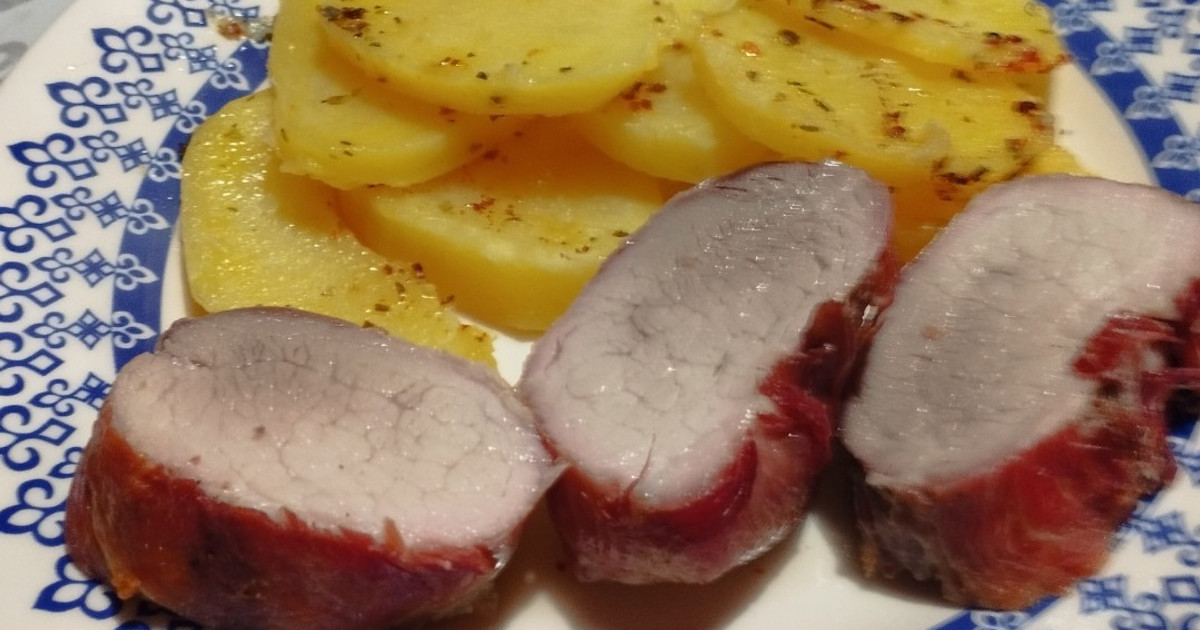 Pecetito De Cerdo Muy Jugoso Con Papas Picantes Y Salsa Agridulce ...
