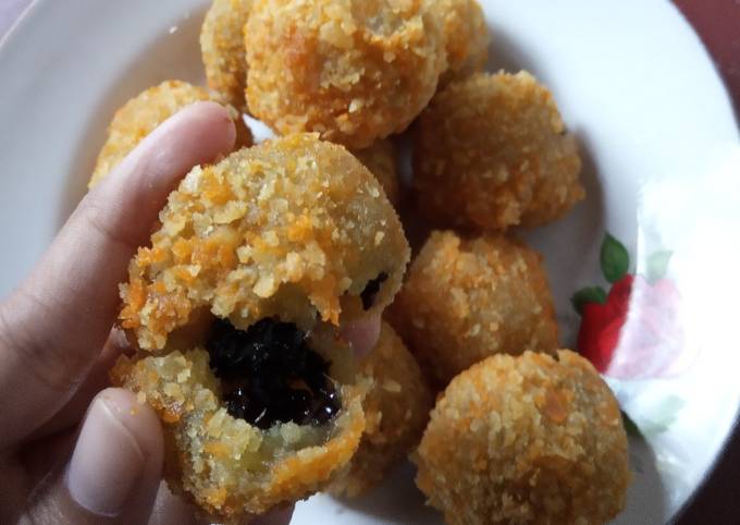 Resep Bola bola Ubi coklat lumer oleh almahyraa - Cookpad