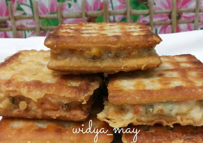 Resep Cracker Isi Ragout Ayam oleh widya_may - Cookpad