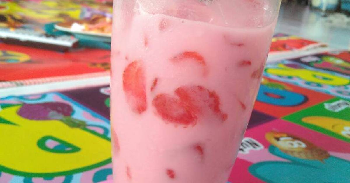 Resep Es susu strawberry oleh dina deena - Cookpad