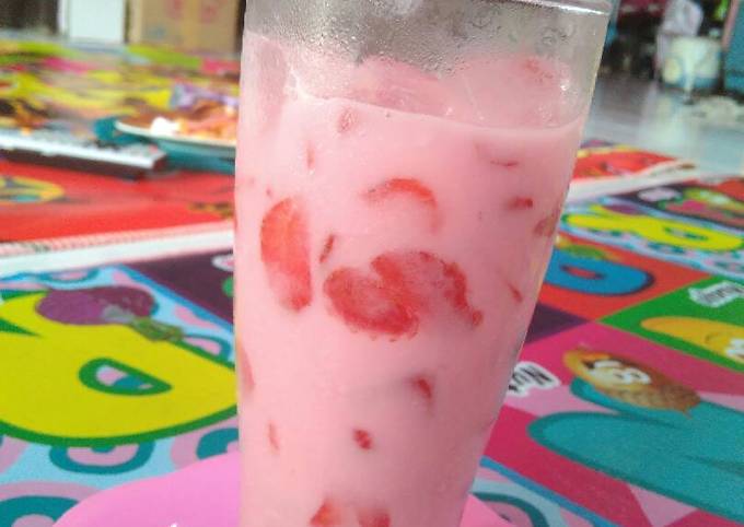 Resep Es susu strawberry oleh dina deena - Cookpad