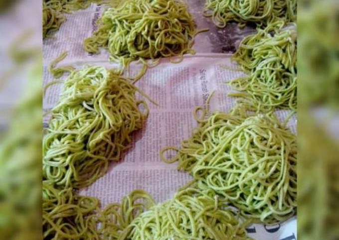 Resep resep Mie bayam ( mie ijo) oleh Mega Pramitasari - Cookpad