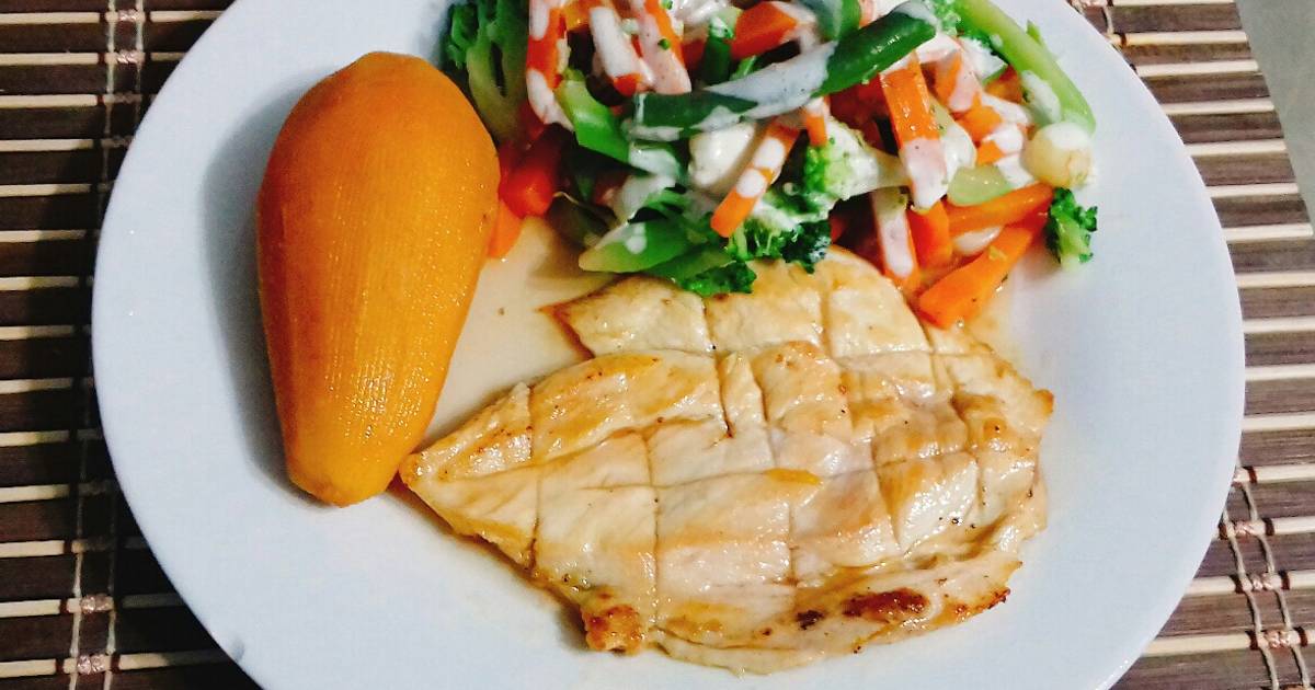 Filete de pollo, ensalada y camote glaseado Receta de Diana Cordero ...