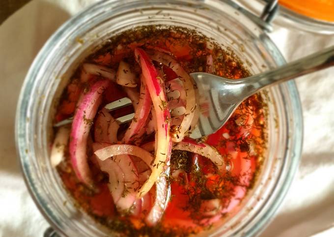 Pickles express d'oignons rouges de Charlotte et Maggie - Cookpad