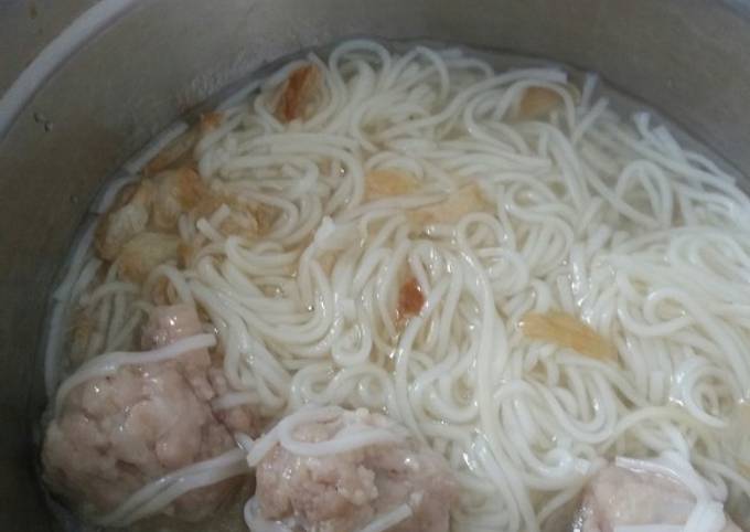Resep Mie sua kuah praktis oleh Amie Susanto - Cookpad