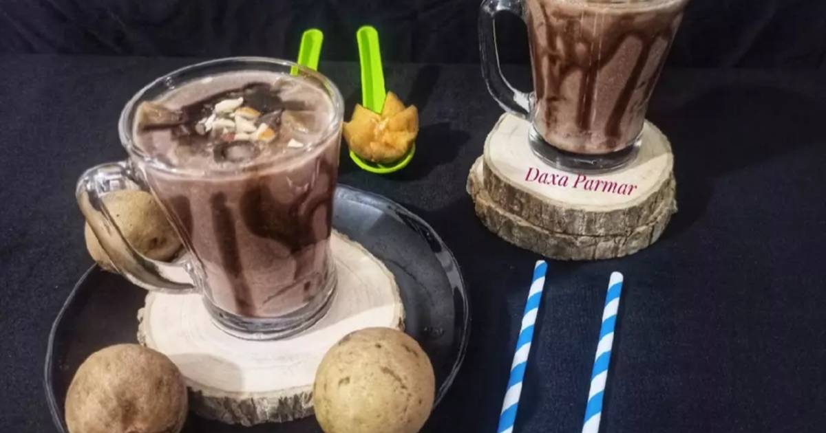 Chikoo Chocolate Milkshake (Sapota Chocolate Milk Shake) Recipe by Daxa ...