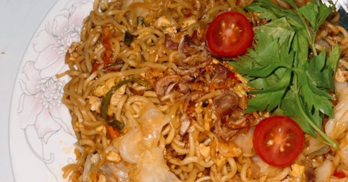 Resep [Eps. 34] Indomie Goreng Tumis Sayur Kubis 🍝🥬 oleh Kuukiio - Cookpad