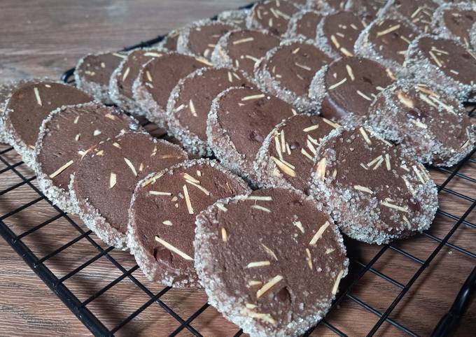 Resep Choco almond cookies oleh Erika amelya (Dapur Kirey) - Cookpad