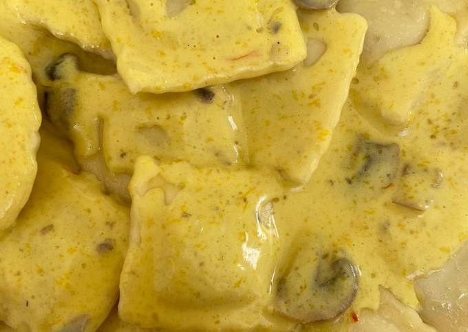 Ravioles en salsa de crema y azafrán Receta de Gladys Carrera- Cookpad