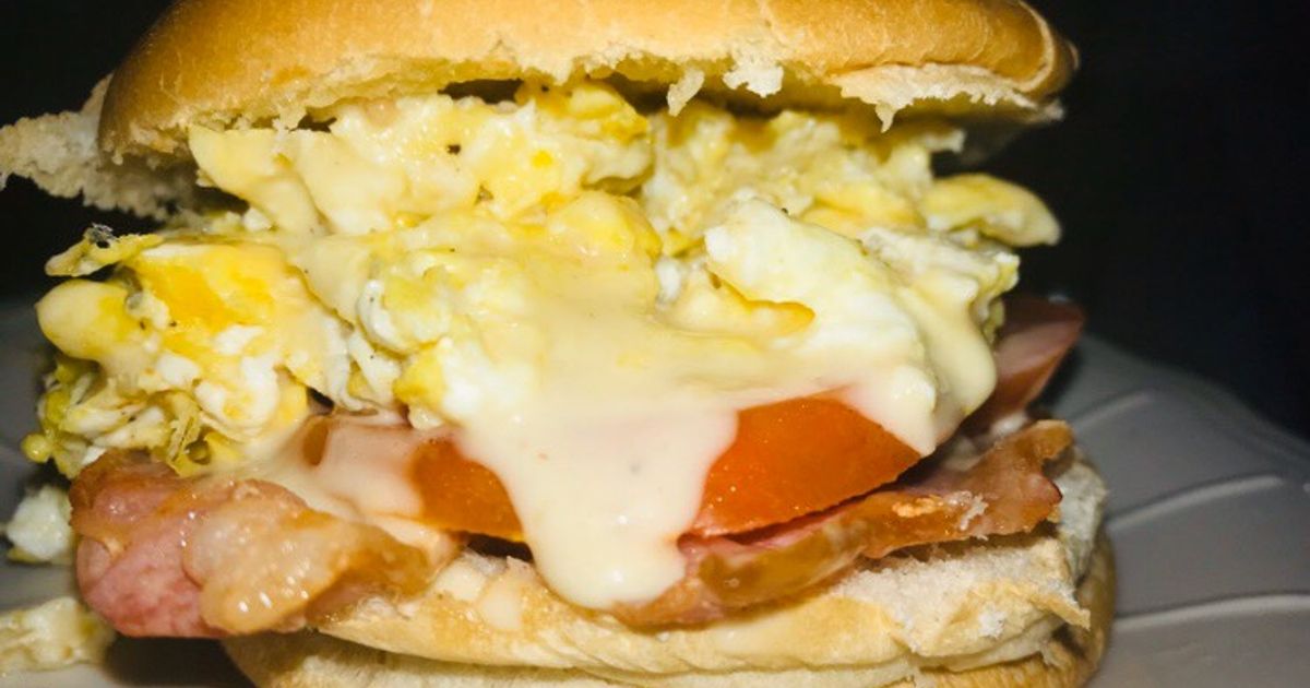 Brekkie Burger Recipe by Nthabiseng Mogola (Thaso Mog) - Cookpad