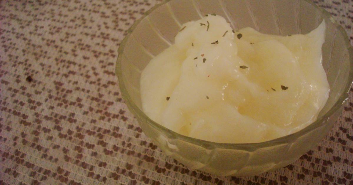 Toum - Middle Eastern Garlic Sauce Recipe by Sanaa A'esha - Cookpad