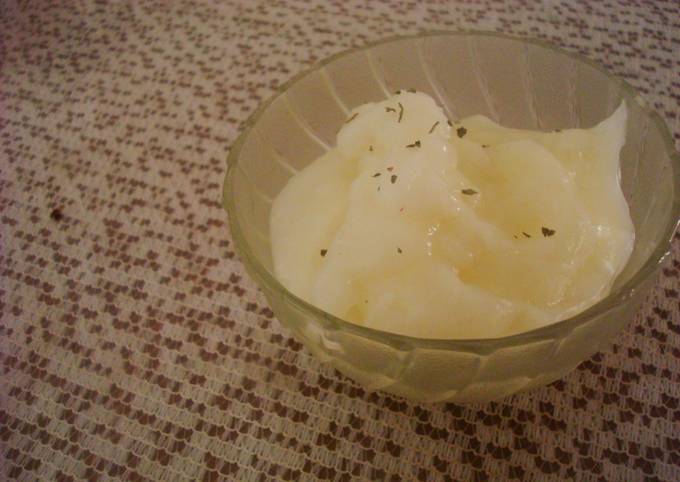 Toum - Middle Eastern Garlic Sauce Recipe by Sanaa A'esha - Cookpad