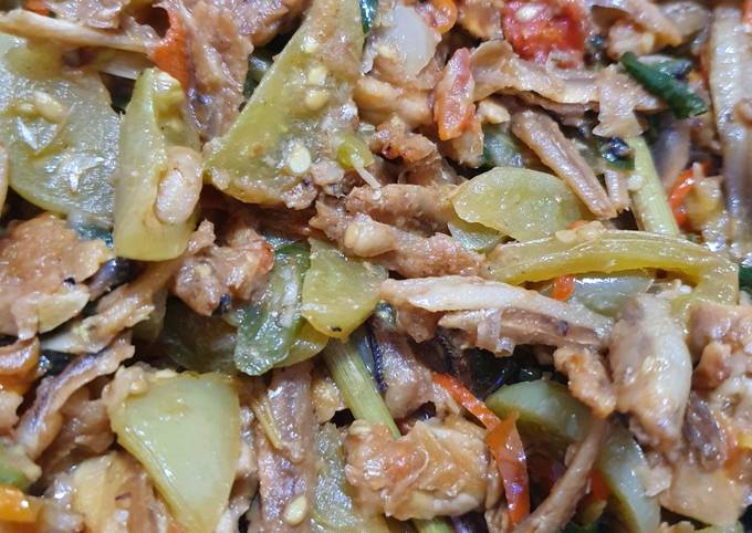 Resep Tumis ikan teri tomat ijo oleh Dapur Mama Varo - Cookpad