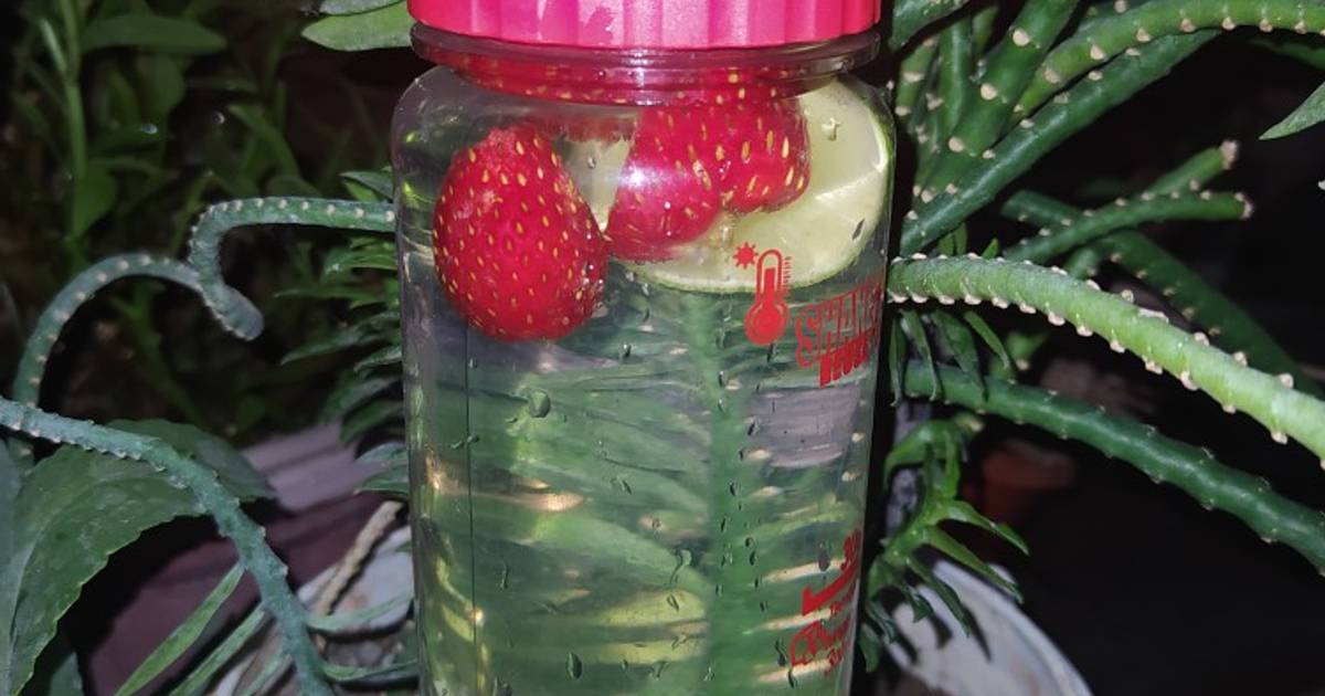 Resep Infus water strawberry lemon oleh Ita Cute's - Cookpad