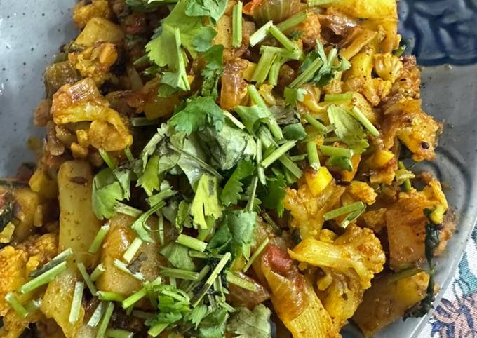 Achari Aloo gobhi Recipe by Arzoo Sahni - Cookpad