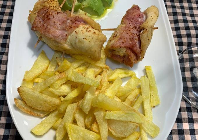 Rollitos de pechuga de pollo, jamón York y foie acompañado de aguacate ...
