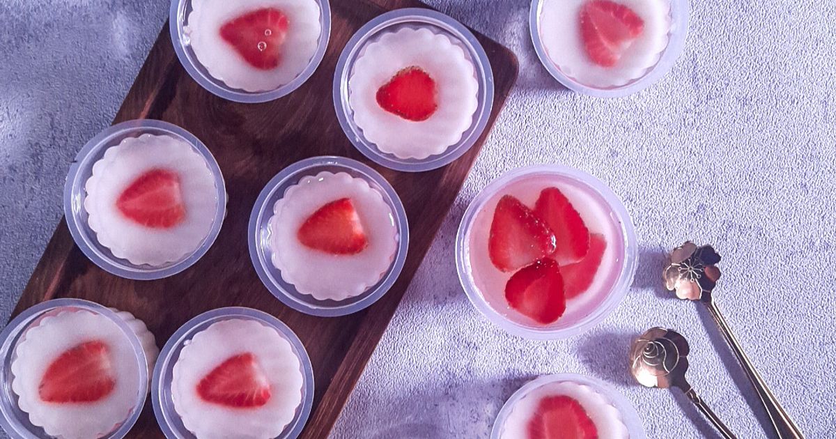 Resep Pudding Cup Strawberry oleh Koki Bayi 🍭 - Cookpad